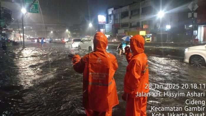 Meningkat: 26 RT dan 20 Ruas Jalan Terendam, Banjir di Jakarta Barat Capai 1 Meter! - Pantau.com