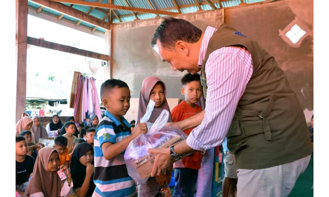 Agam Salurkan Bantuan Seragam Sekolah untuk 1.800 Pelajar Korban ...